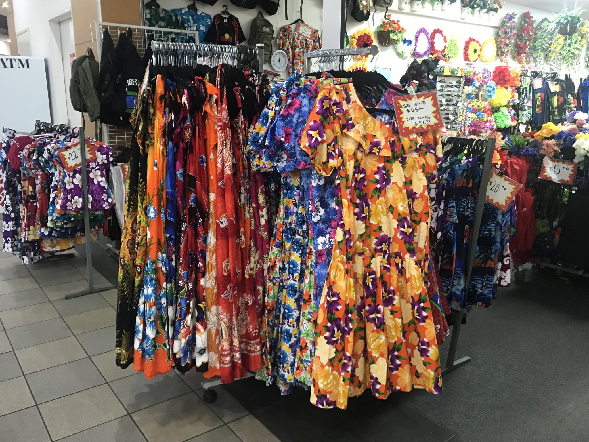 近所のショッピングセンターにもこのように民族衣装を売っているお店があります。